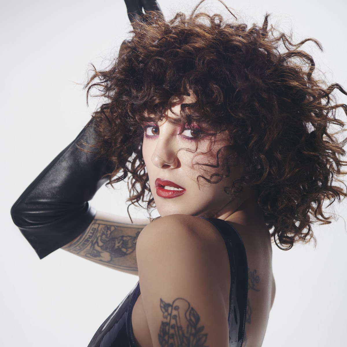 RENEE presenta ‘El Disfraz’, una fantasía pop para el amor propio ...